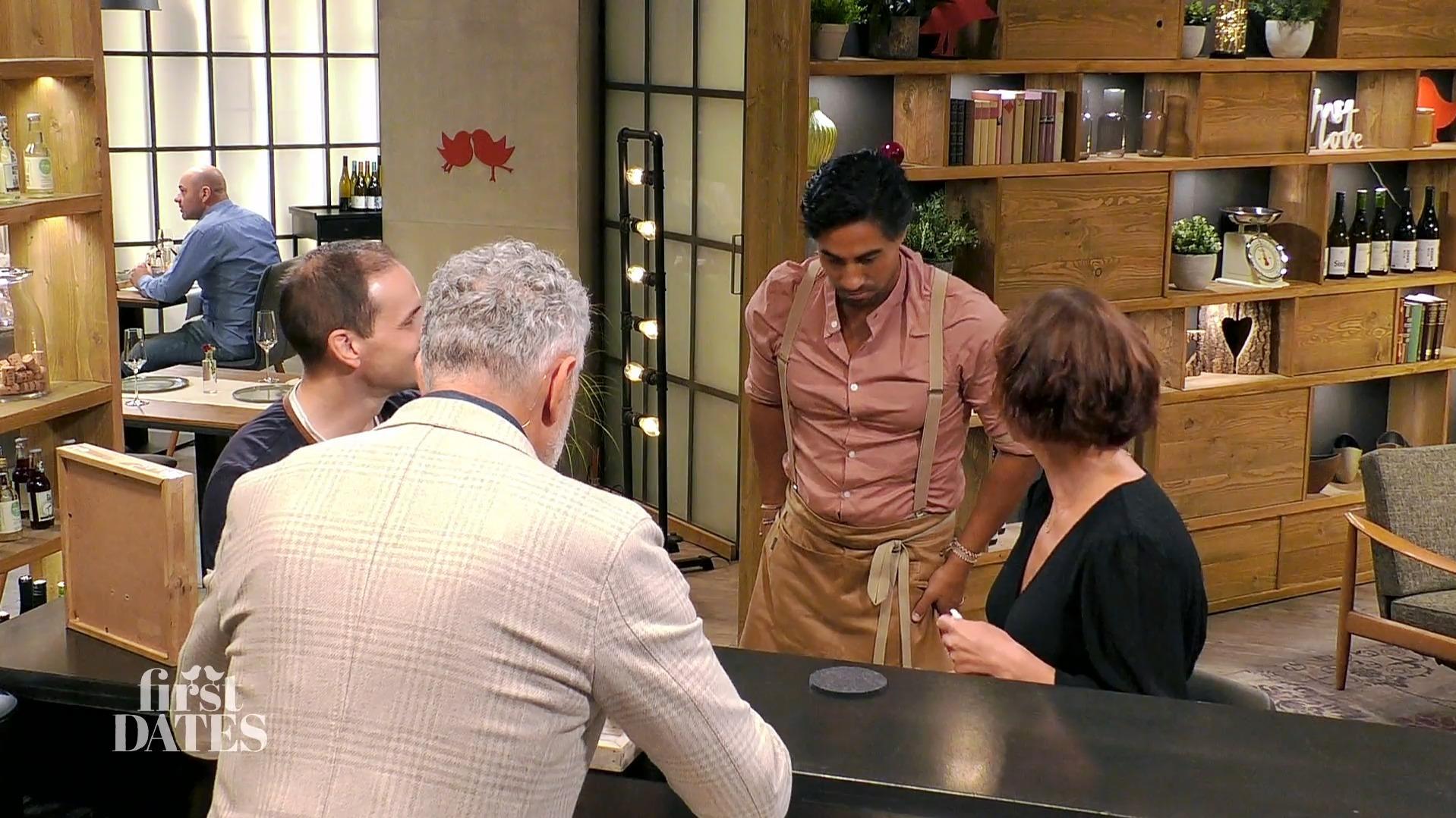 First Dates: Gastgeber Roland und sein Barkeeper stiften Verwirrung