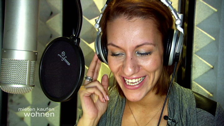 Die Maklerin singt im Tonstudio