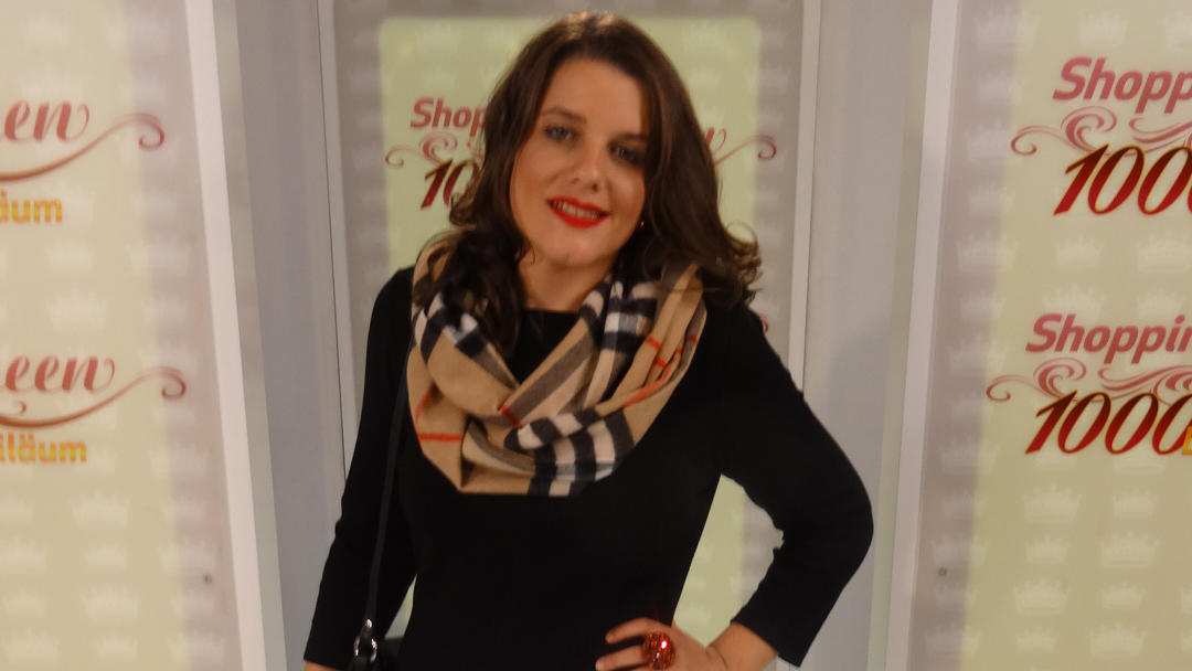 Shopping Queen: Daniela setzt ihren Schal von Burberry in Szene