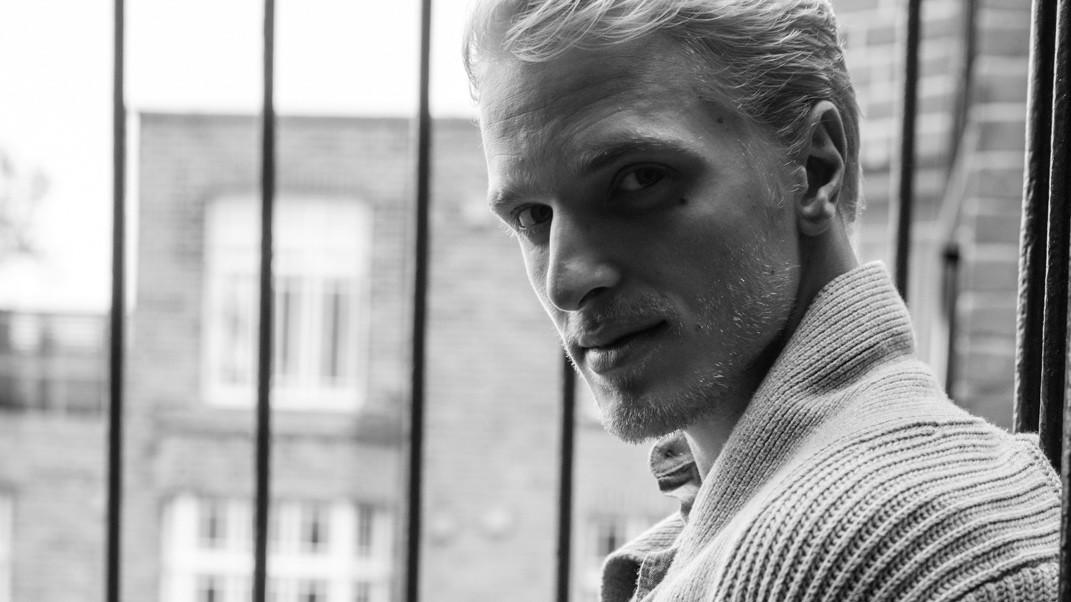 Model Mario Galla designt Aufsätze für Prothesen