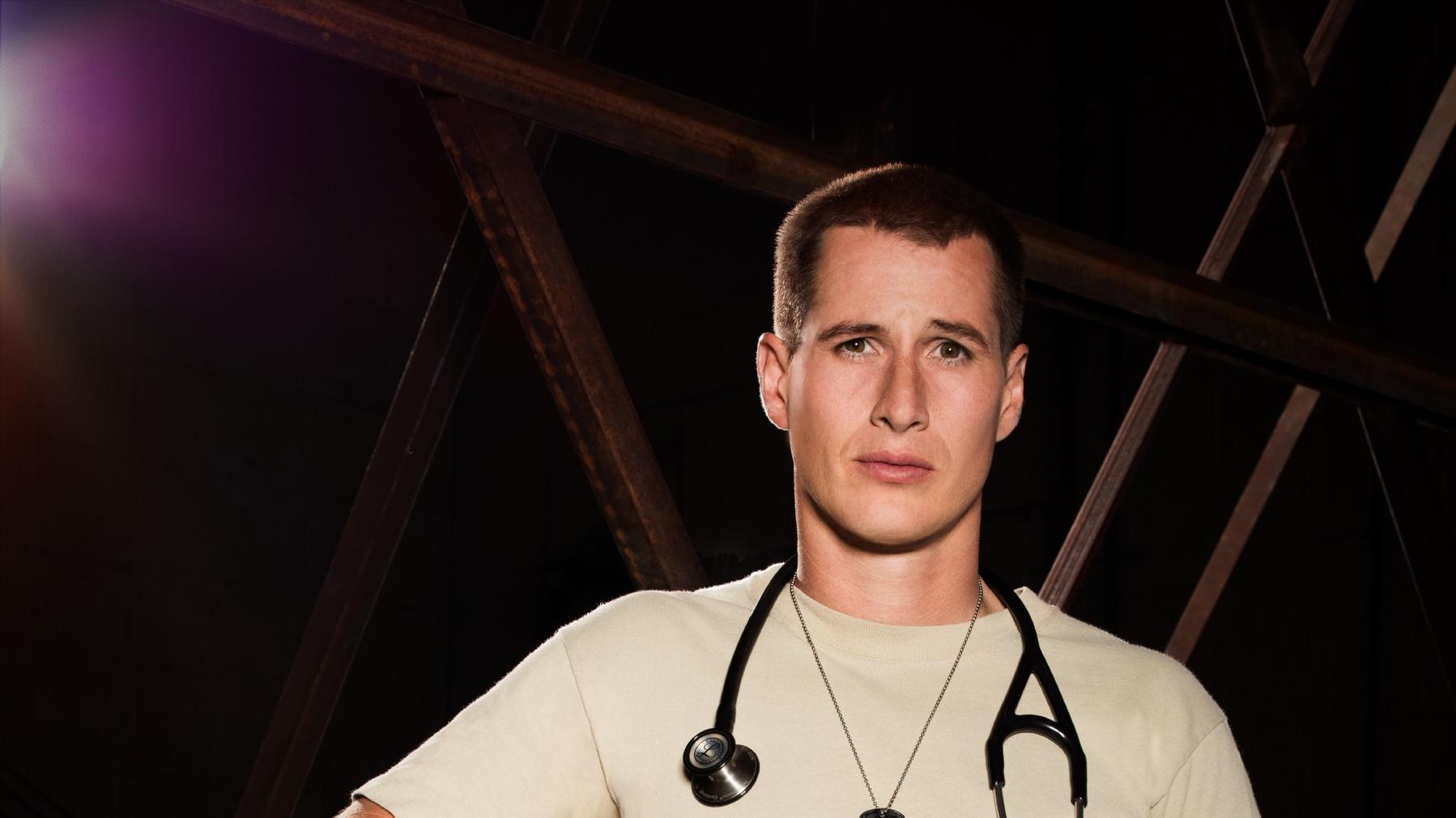 Brendan Fehr spielt Dr. Drew Alister in "Night Shift"