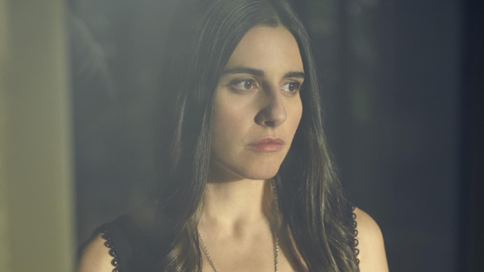 Imposters: Jules Langmore gespielt von Marianne Rendón