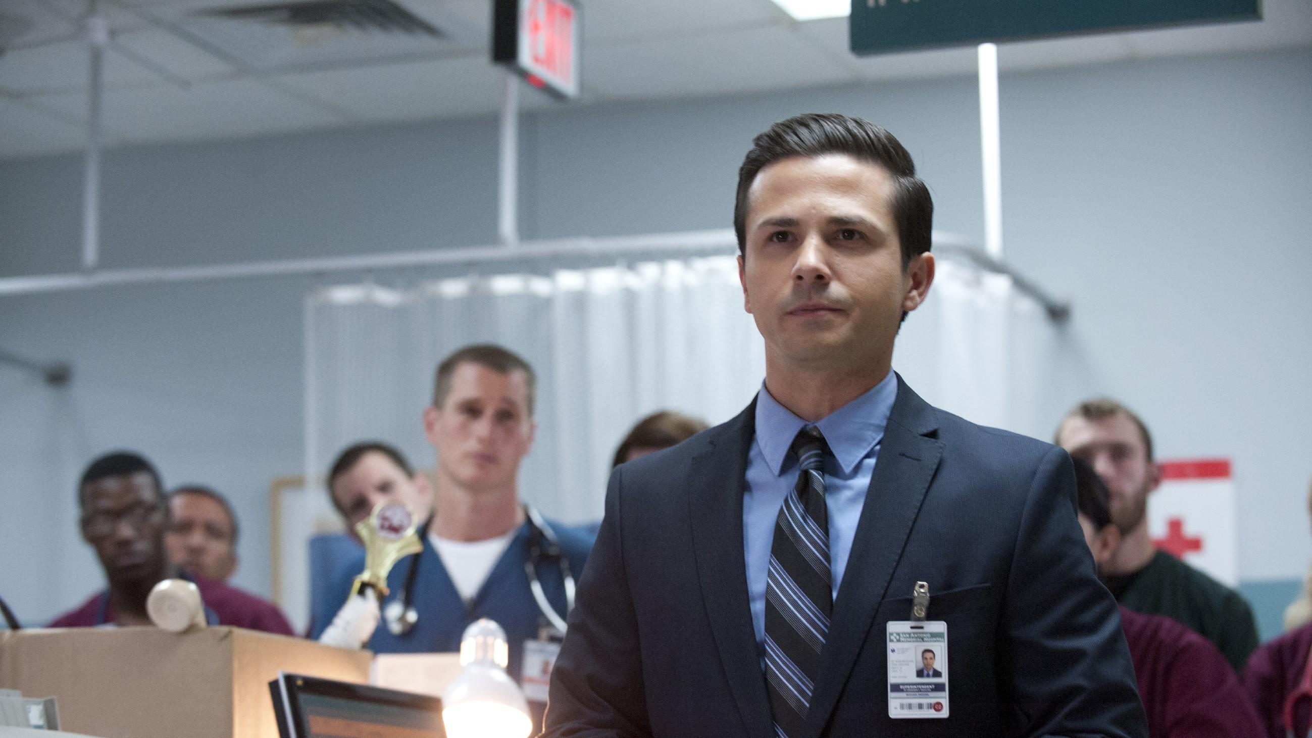 Freddy Rodríguez spielt den Krankenhausleiter Michael Ragosa