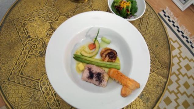 Das perfekte Dinner Rezepte - Rotbarbenfilet mit Blütensalat