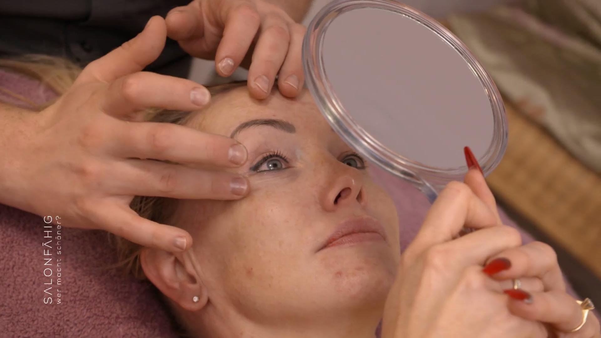 Salonfähig: Sind das etwa Falten an der Stirn? Braucht Peggy womöglich ...