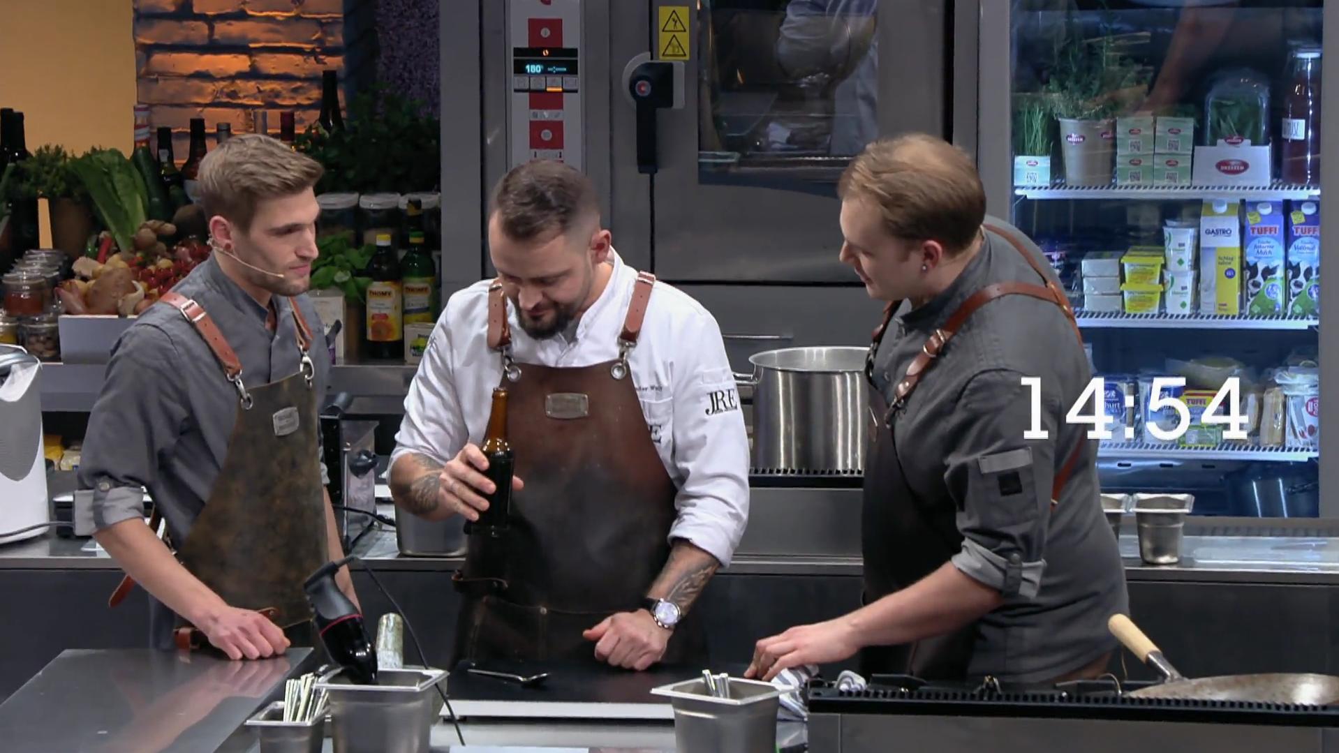 ready to beef!: Alexander Wulf wird von dem Waldmeisterbier komplett überrascht