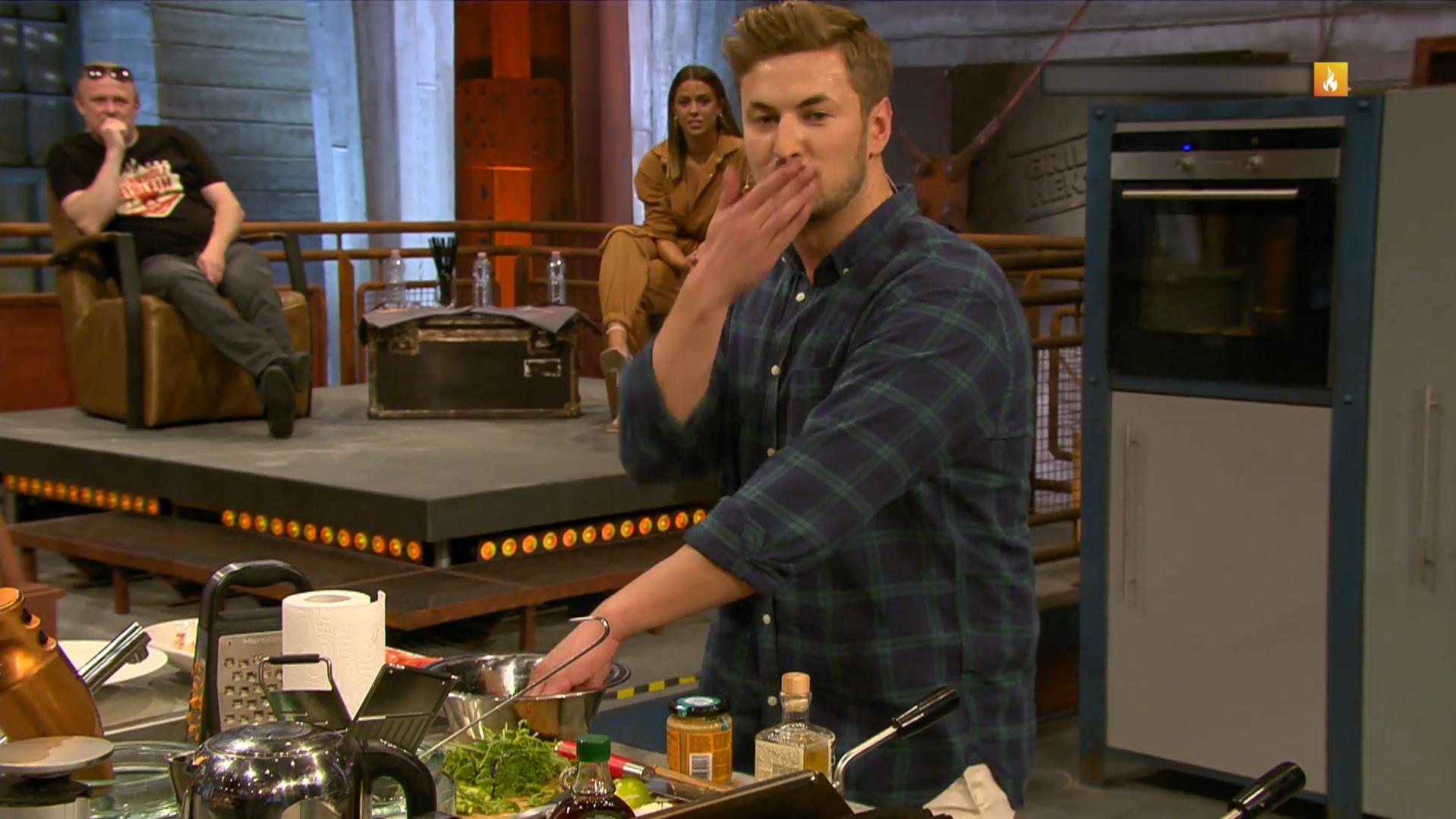 Nicolas Puschmann macht seinem Lars bei „Grill den Henssler“ eine ...