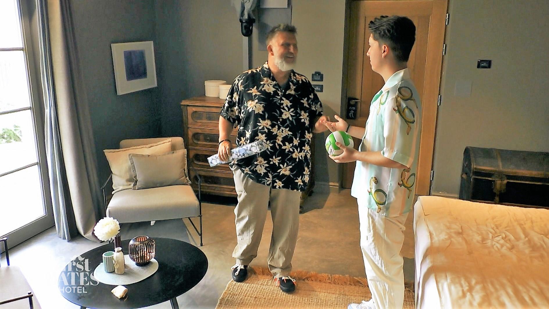 Im "First Dates Hotel" suchen Vater und Sohn die große Liebe im Doppelpack