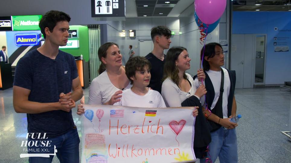Familie Linsler wartet gespannt am Flughafen