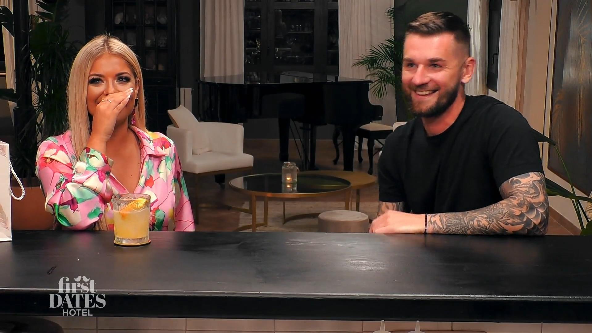 First Dates Hotel: „Barbie" Elissia und „Ken" Phillip sind sich schon ...